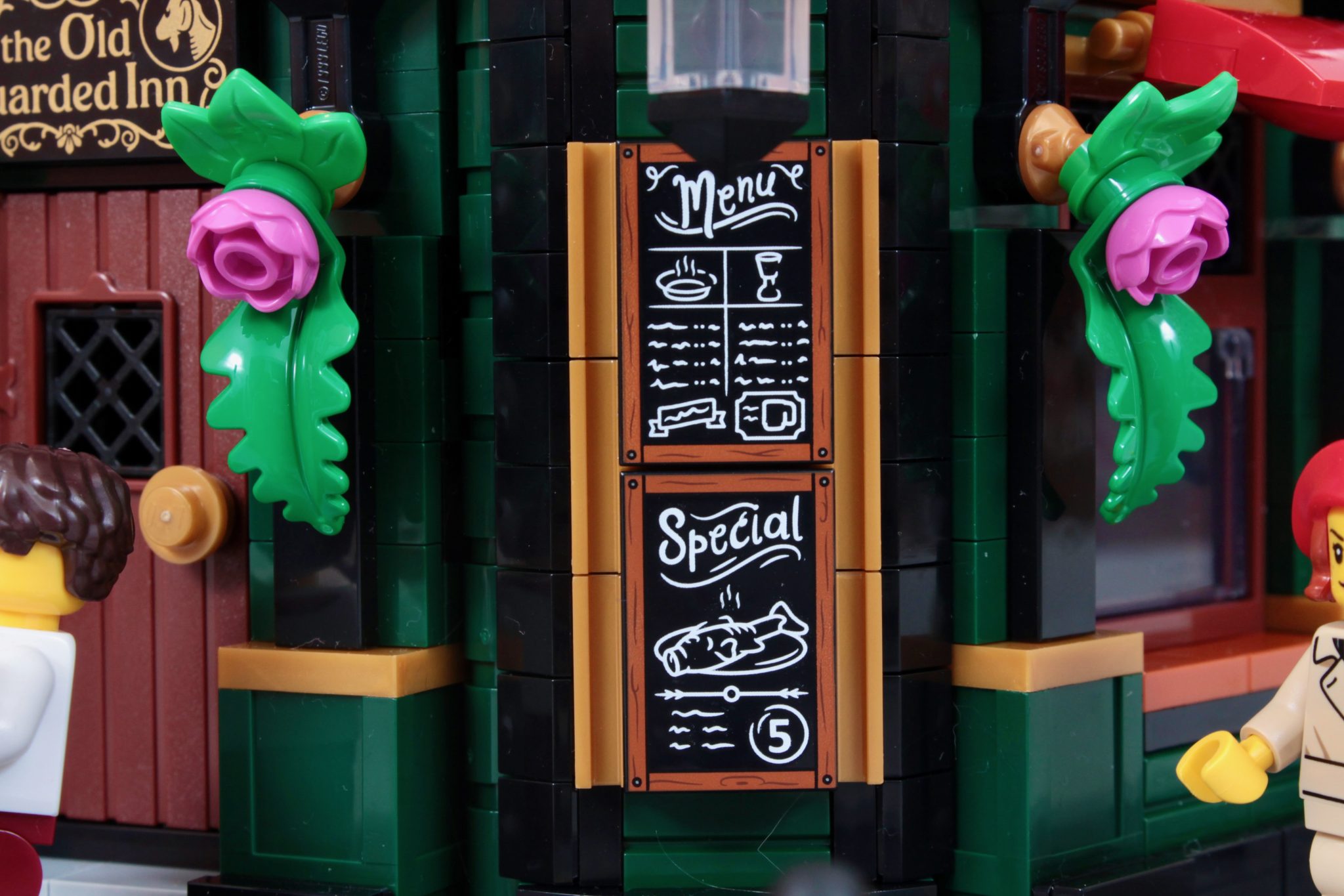 LEGO Icons 10350 Tudor Corner modular building review