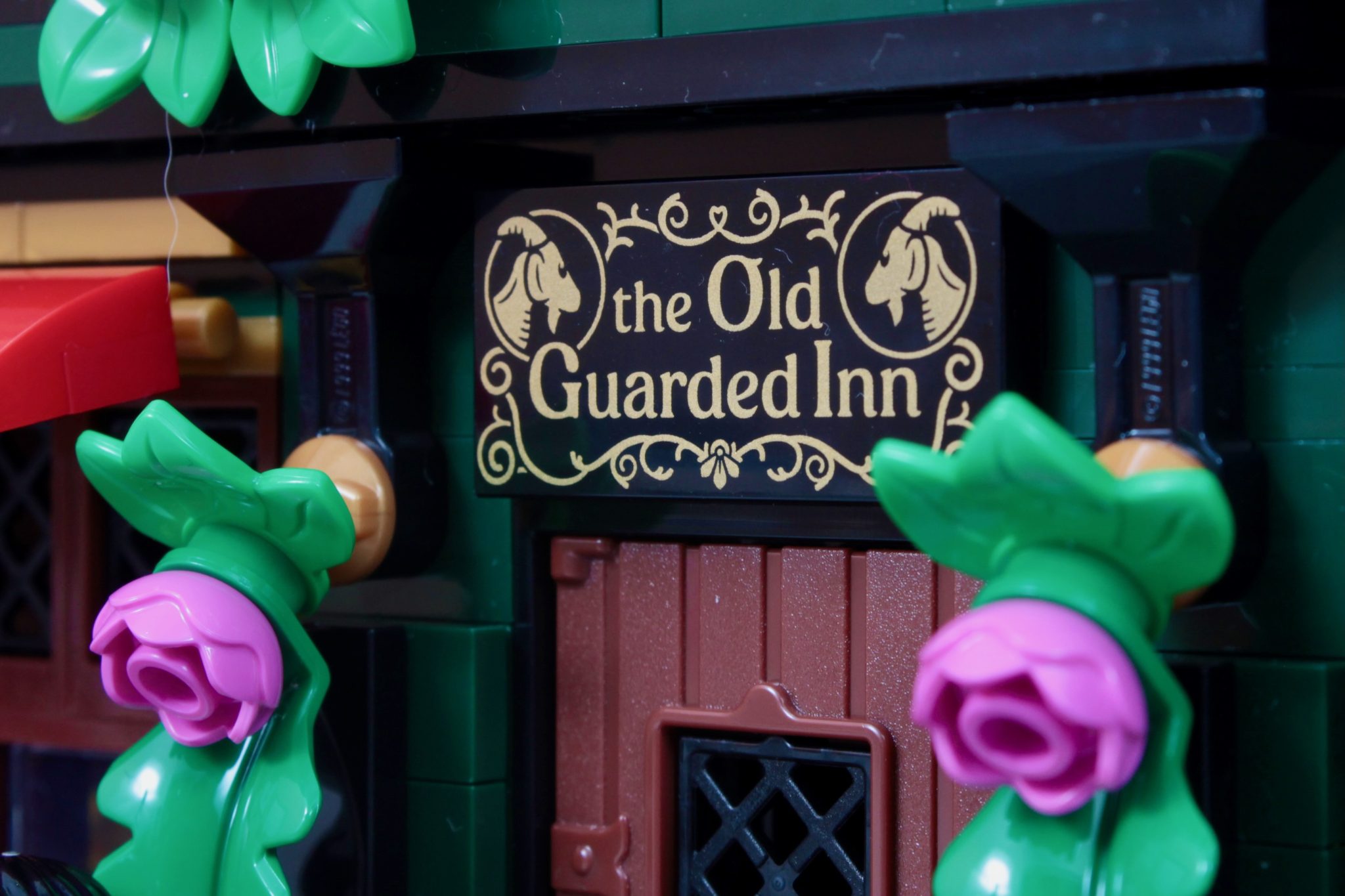 LEGO Icons 10350 Tudor Corner modular building review