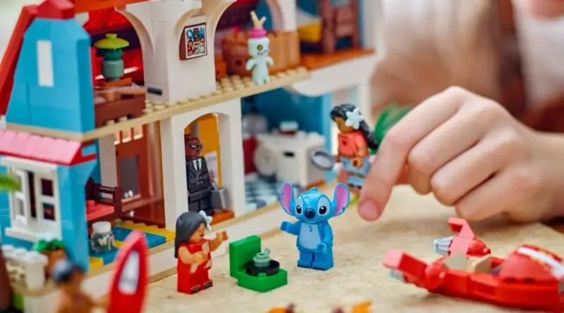 LEGO Lilo & Stitch house includes Jumba and Pleakley after all