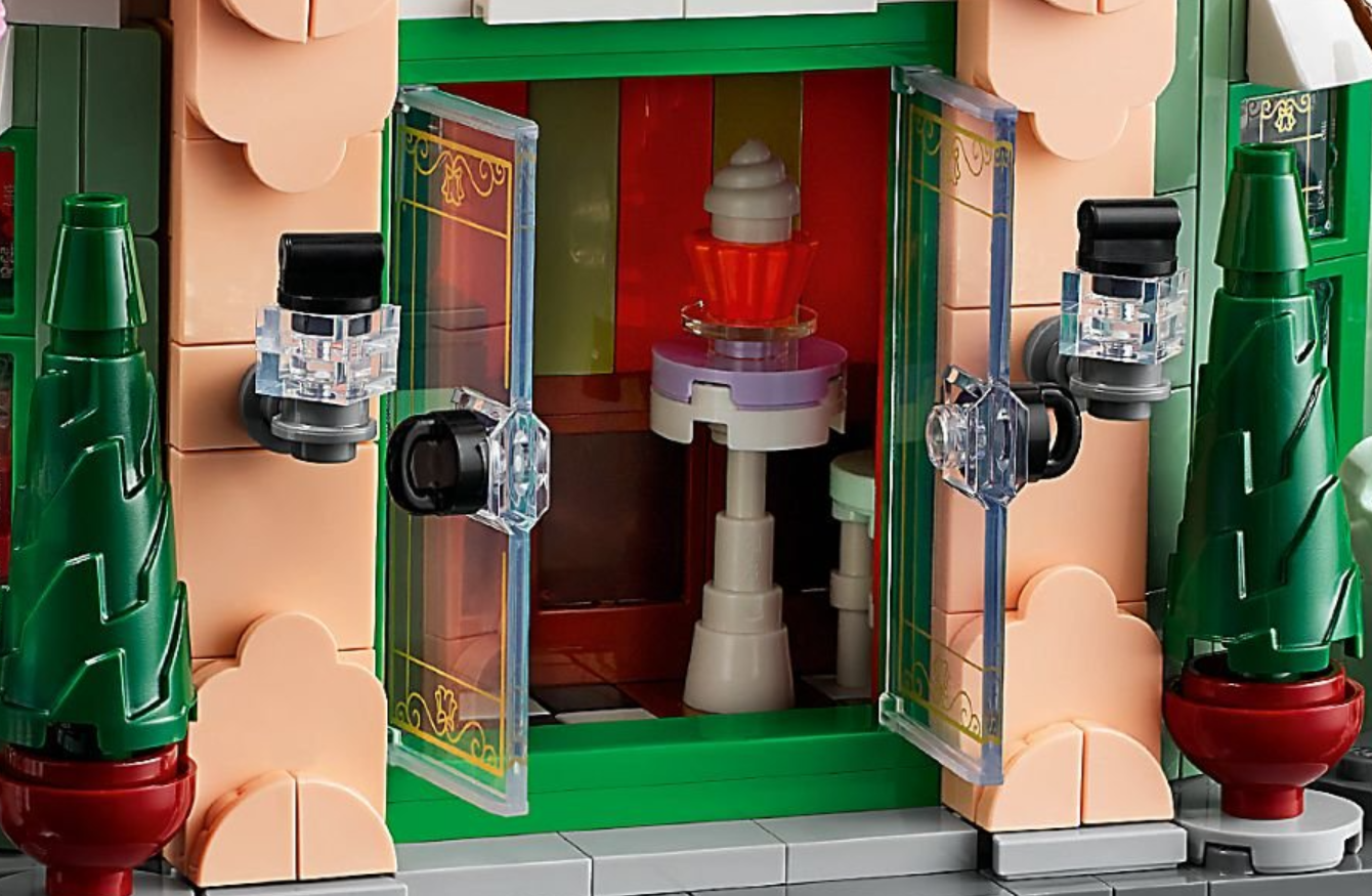 LEGO Icons 10362 French Café has an interior after all