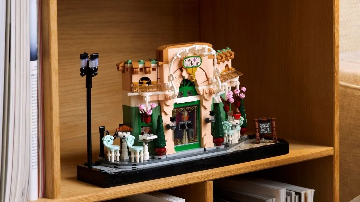 LEGO Icons 10362 French Café has an interior after all