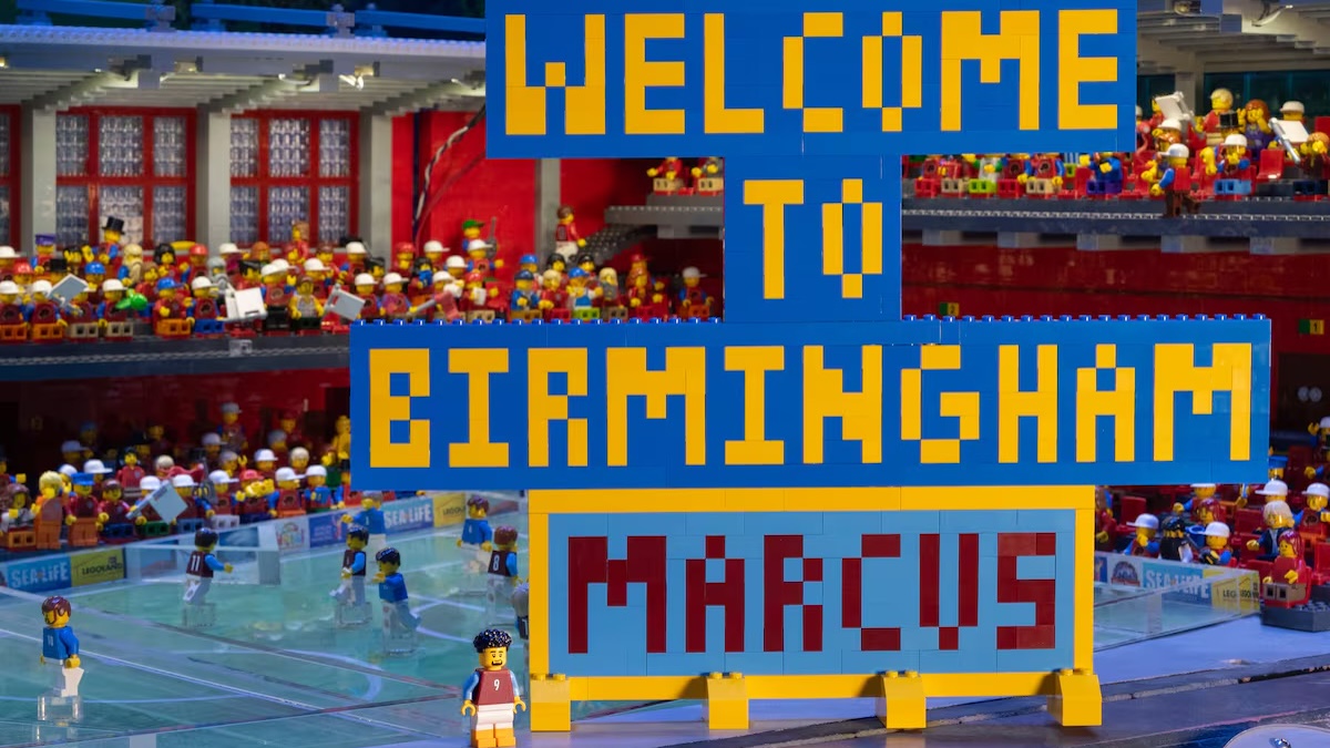 LEGOLAND Birmingham da la bienvenida a Marcus Rashford en Aston Villa