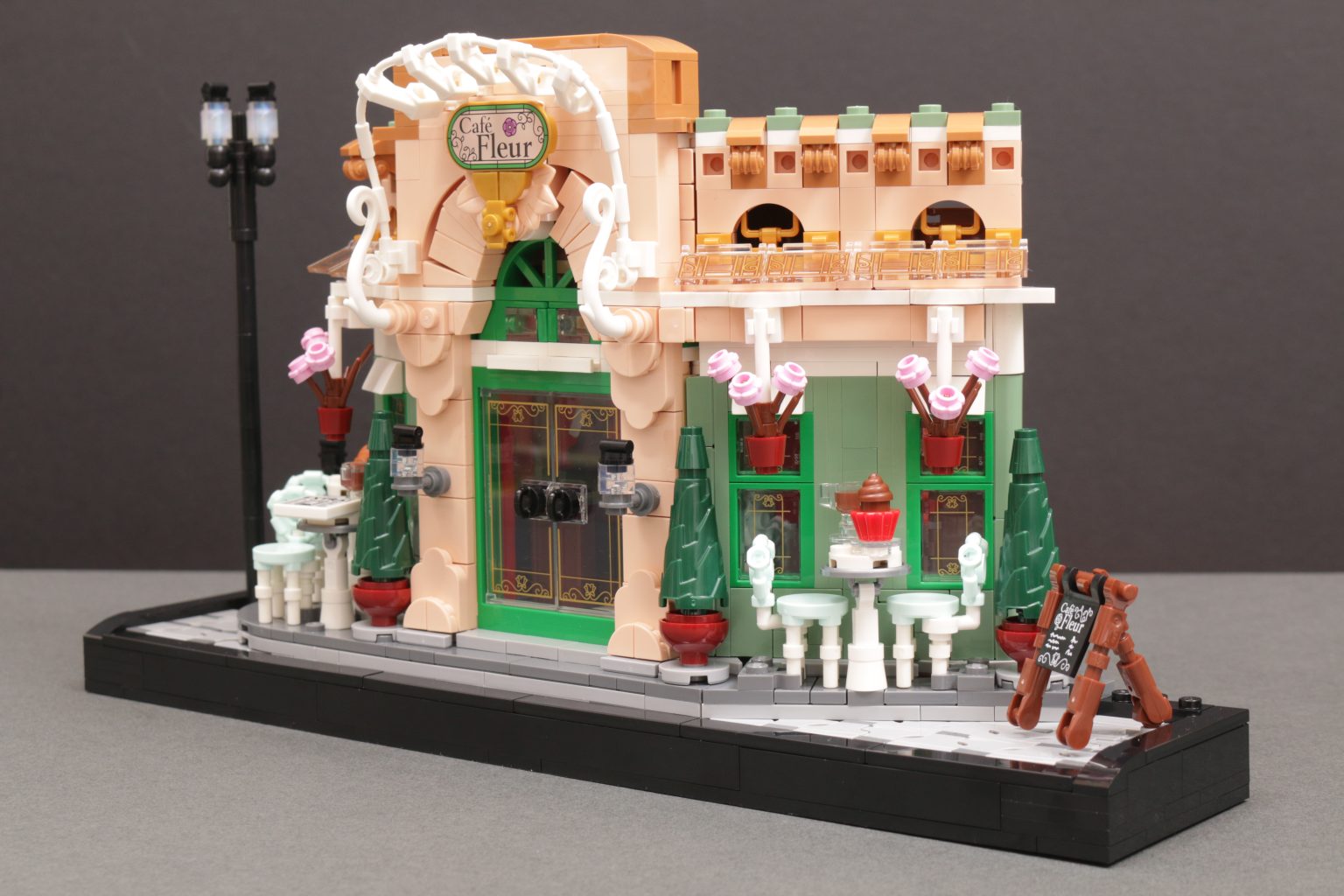 O que os edifícios modulares LEGO podem aprender com o 10362 French Café?