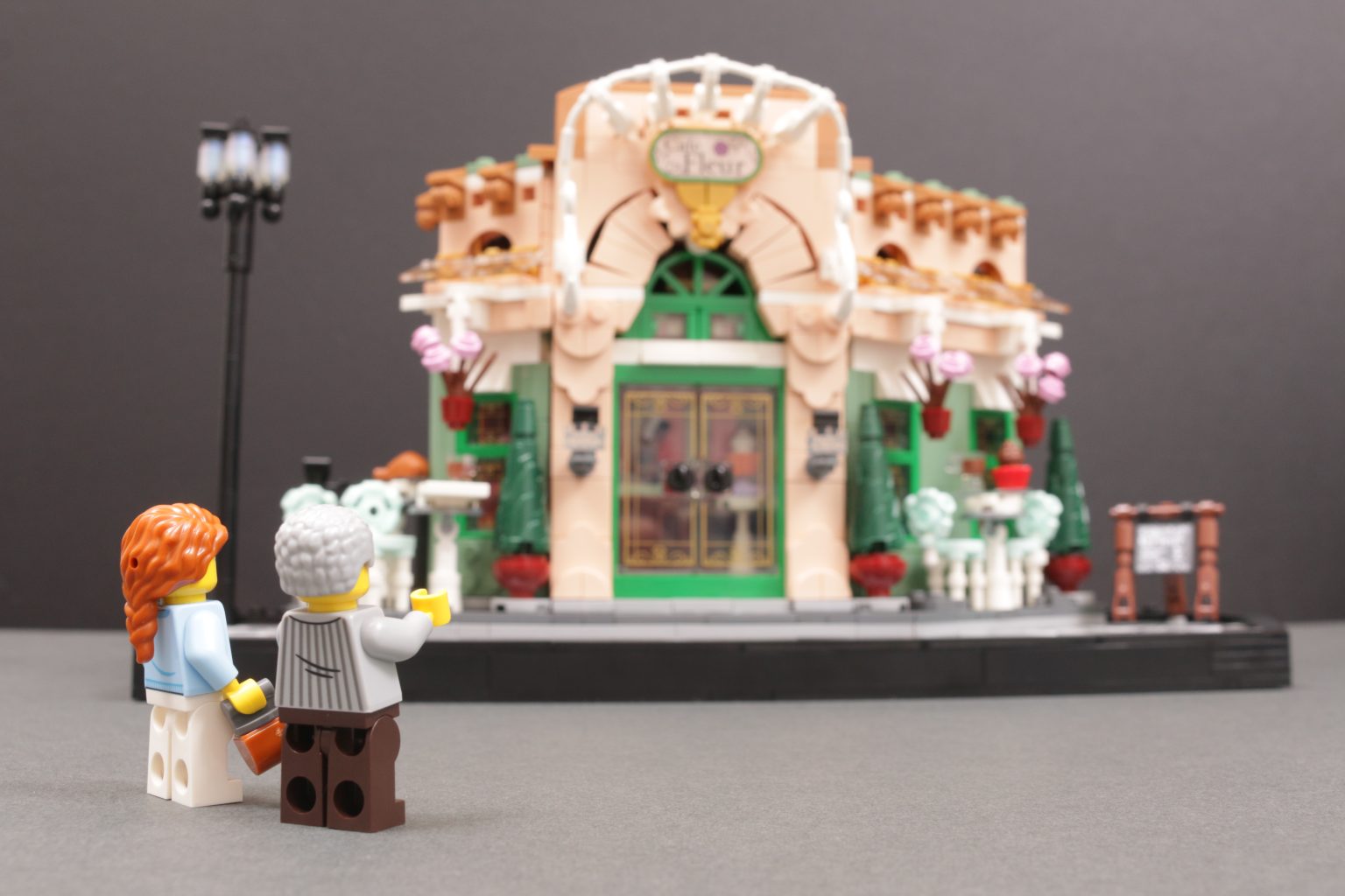Is LEGO Icons 10362 French Café to scale with minifigures?