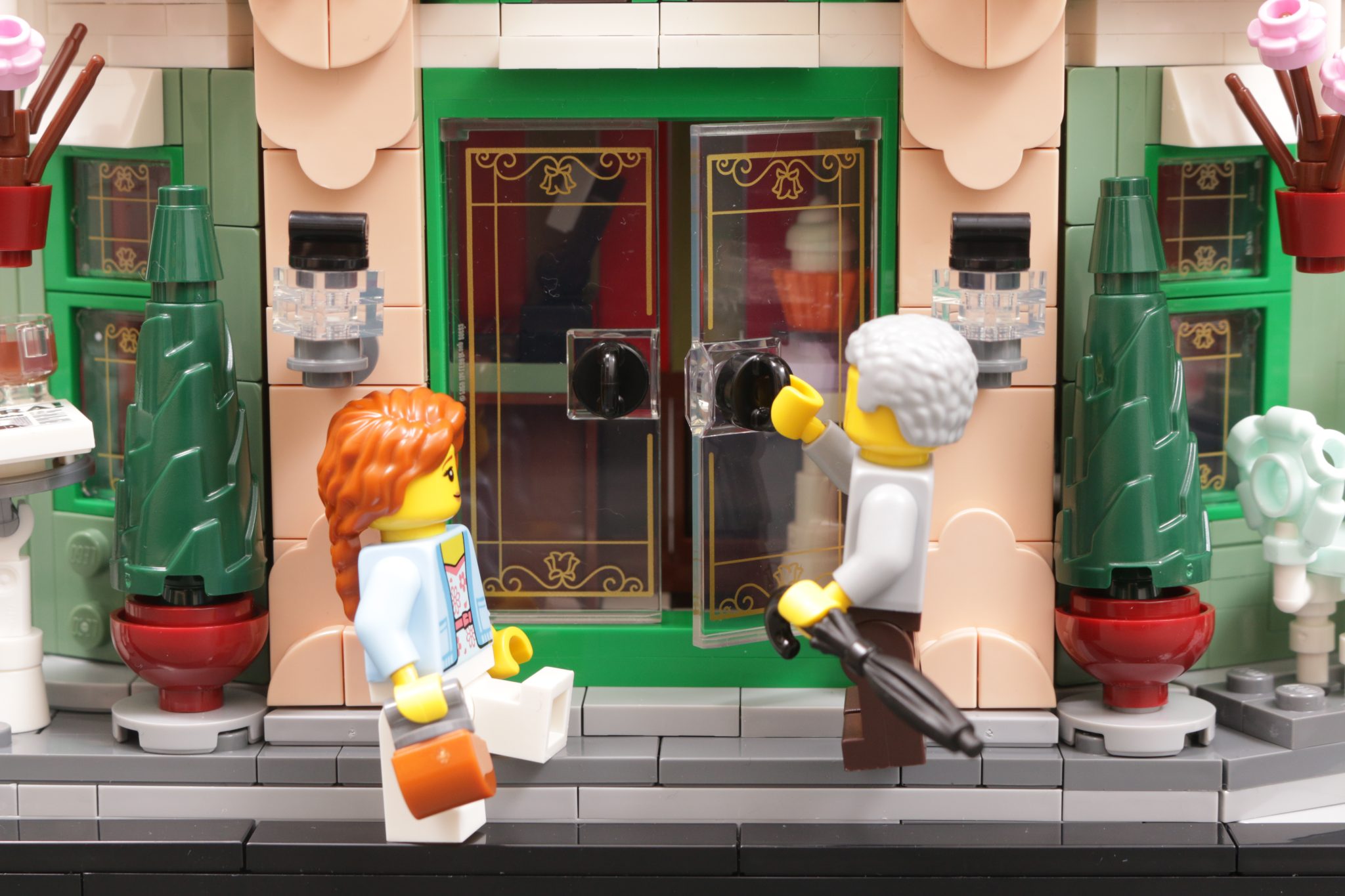 Is LEGO Icons 10362 French Café to scale with minifigures?