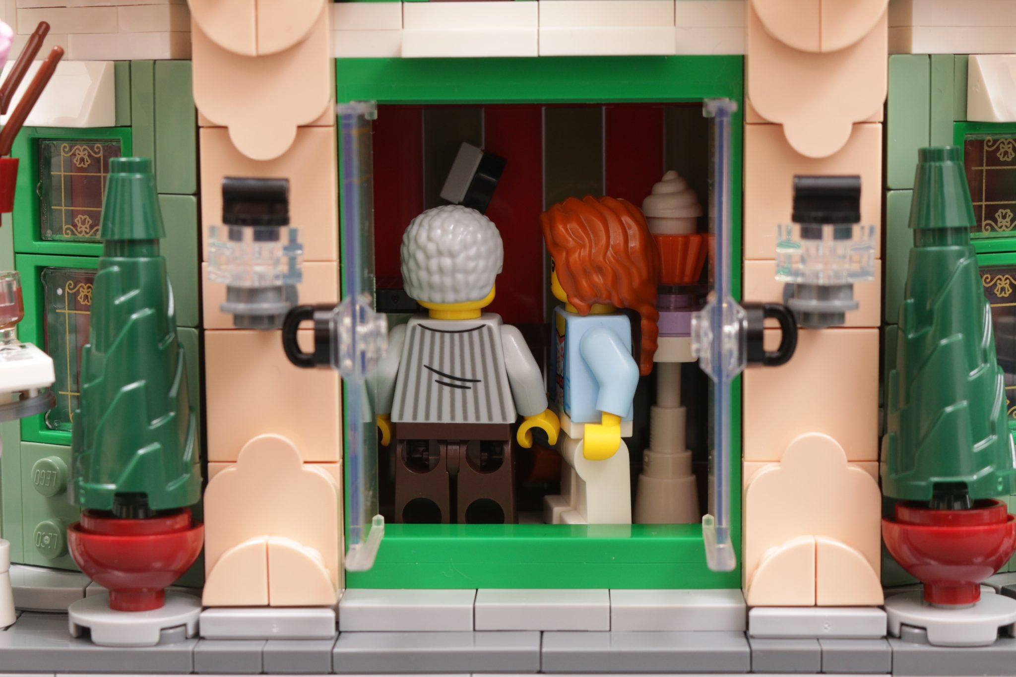 Is LEGO Icons 10362 French Café to scale with minifigures?
