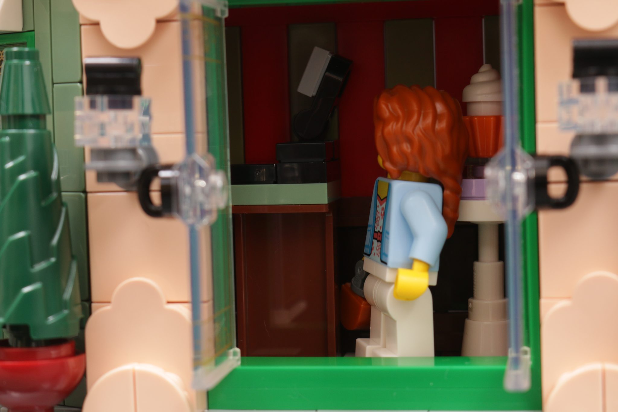 Is LEGO Icons 10362 French Café to scale with minifigures?