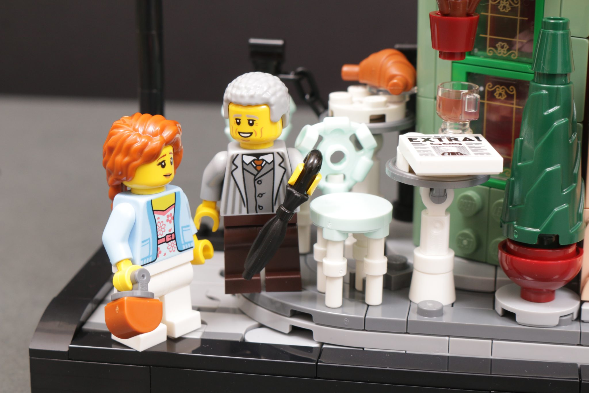 Is LEGO Icons 10362 French Café to scale with minifigures?