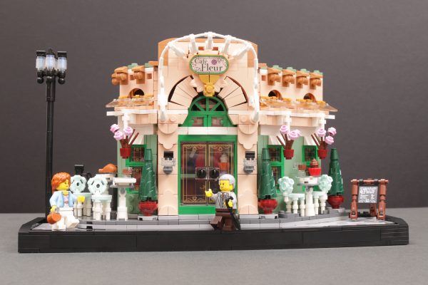 Is LEGO Icons 10362 French Café to scale with minifigures?