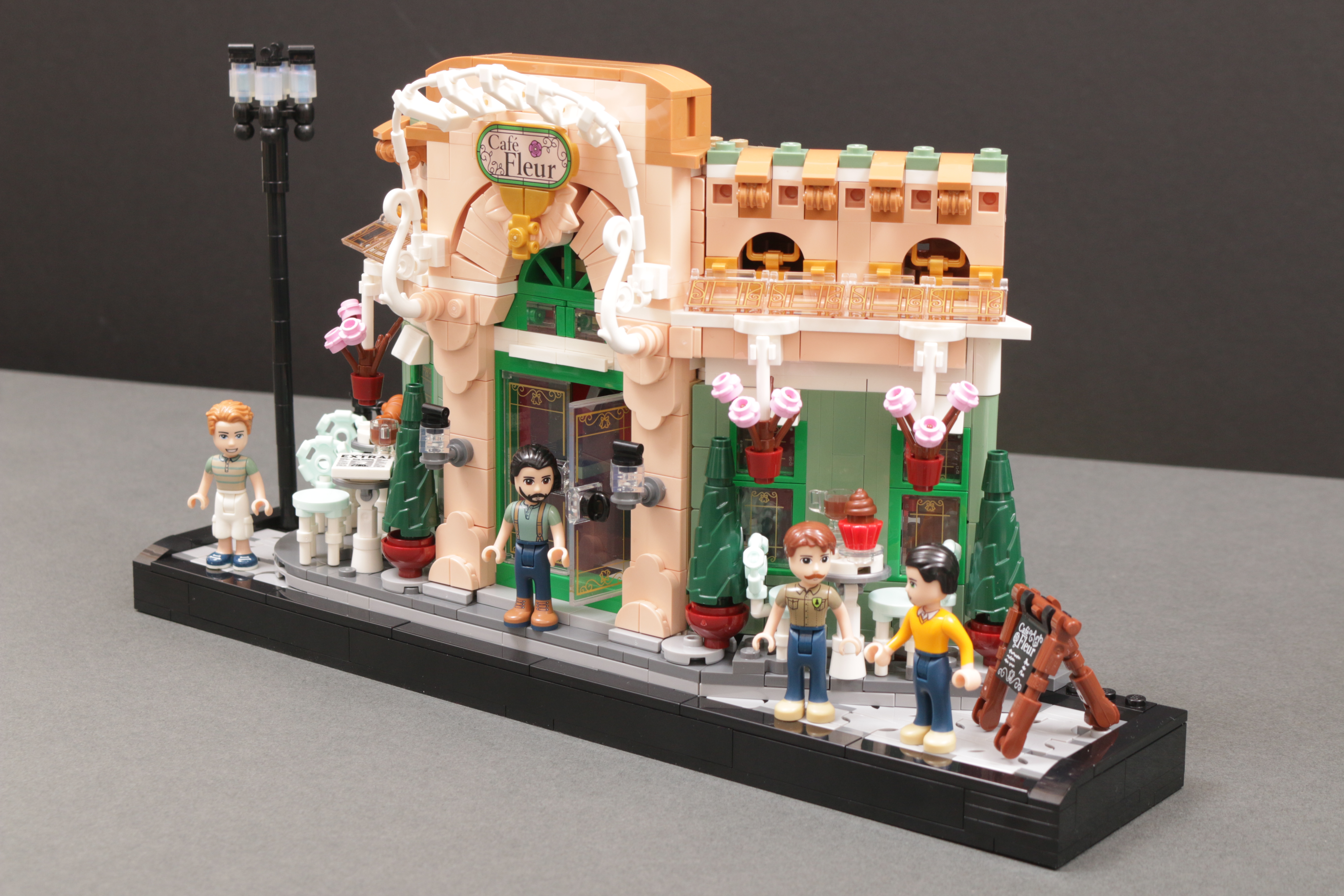 Does LEGO Icons 10362 French Café scale better with mini-dolls?