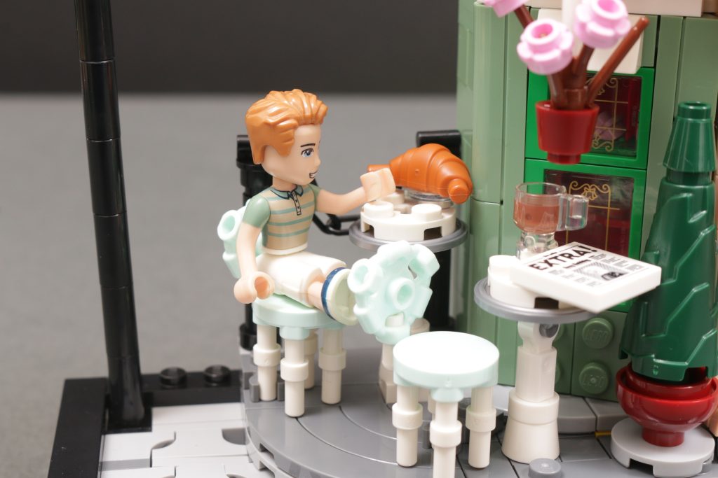 Does LEGO Icons 10362 French Café scale better with mini-dolls?