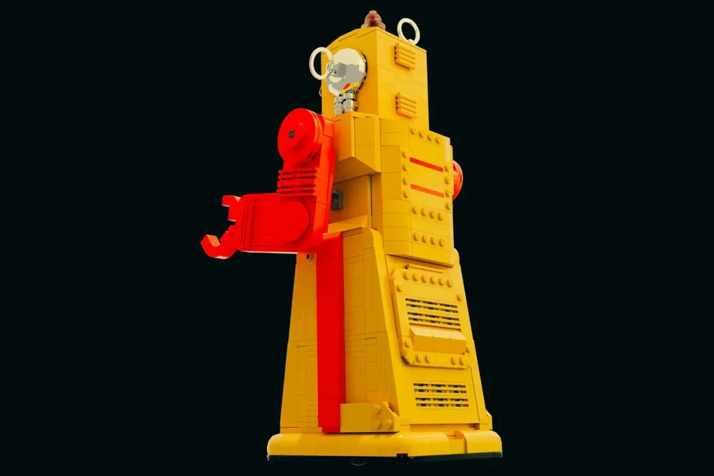 Retro robot toy leans on nostalgia in LEGO Ideas review