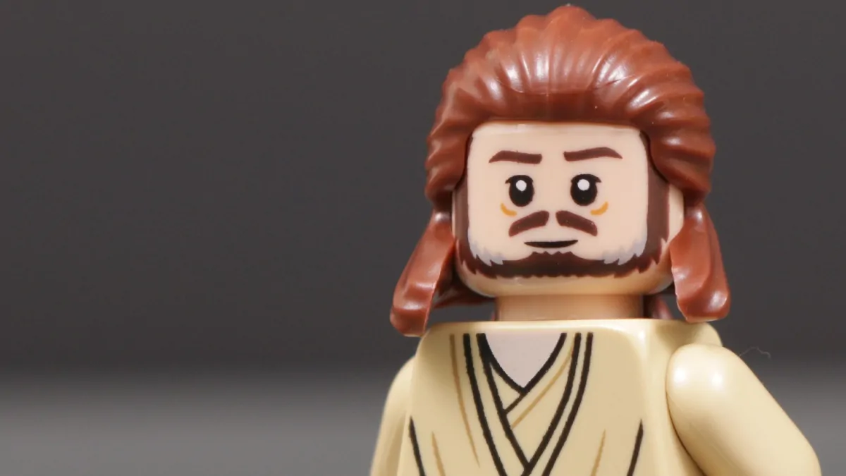 Bližší pohľad na LEGO Star Wars Qui-Gon Jinn z časopisu