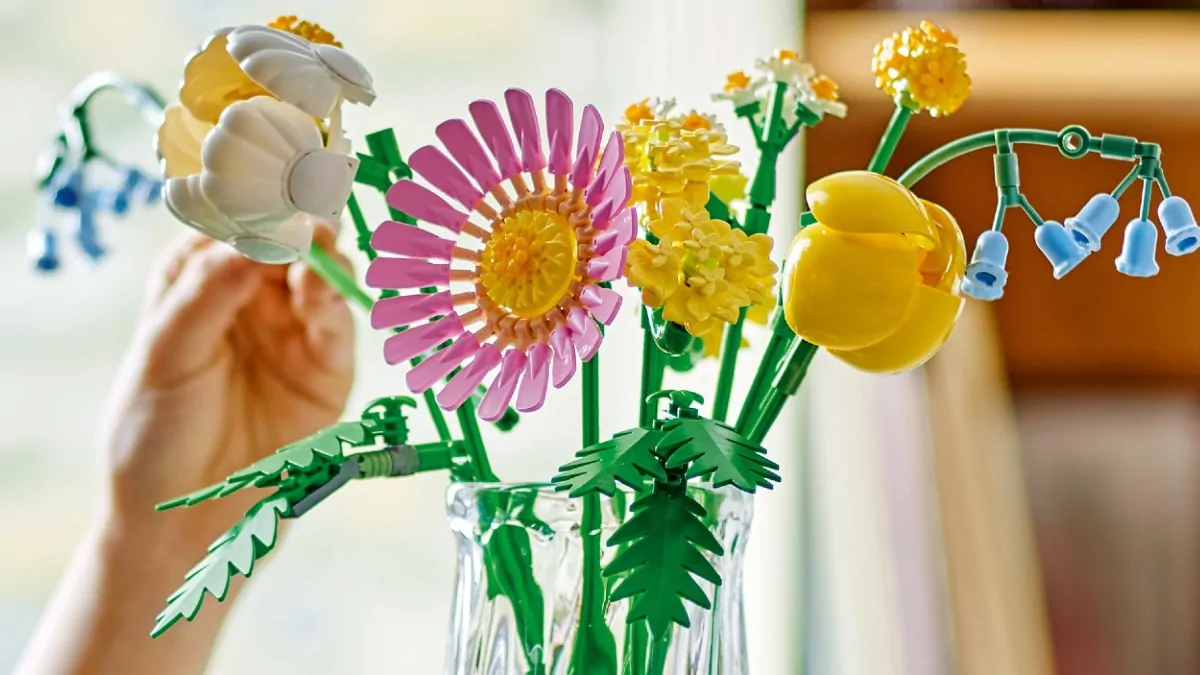 LEGO Botanicals 10347 Petite Sunny Bouquet revelado
