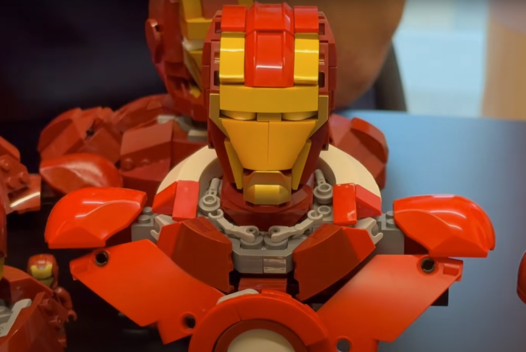 Se hvordan LEGO Marvel Iron Man Bust udvikler sig i BTS-bygninger