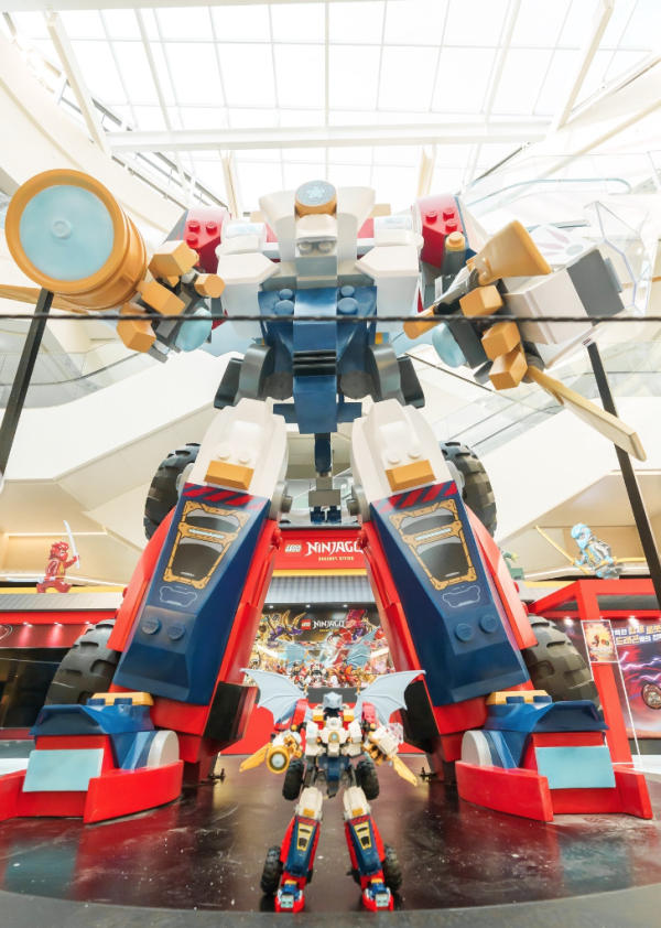 Giant LEGO NINJAGO Ultra Mech spotted in South Korean mall