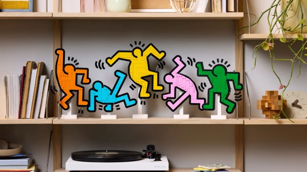 Comparing LEGO Art Keith Haring Dancing Figures to originals