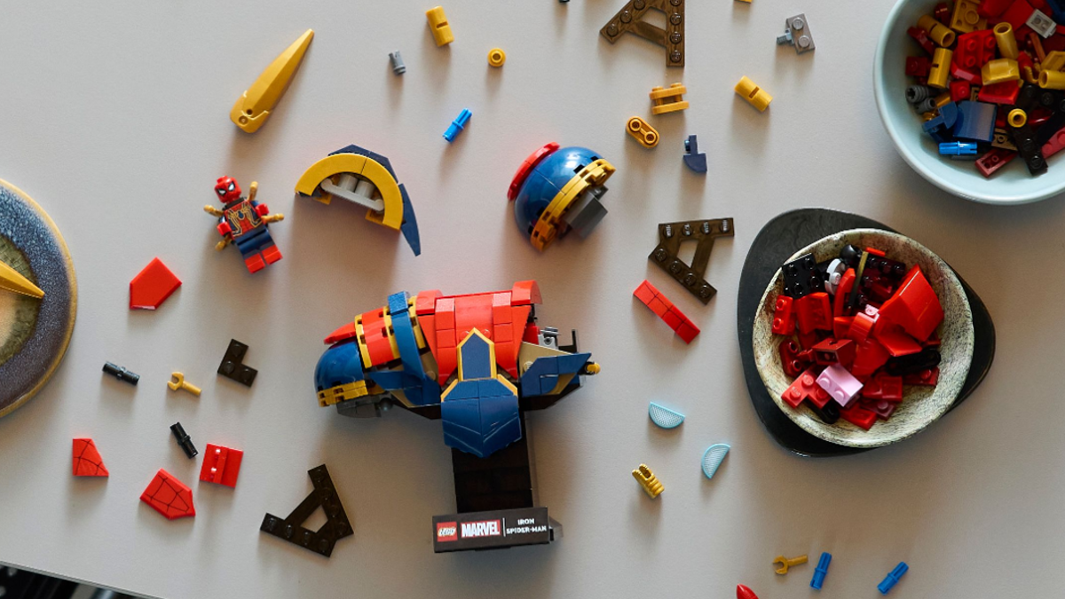 LEGO Marvel busts include multiple new pieces and prints