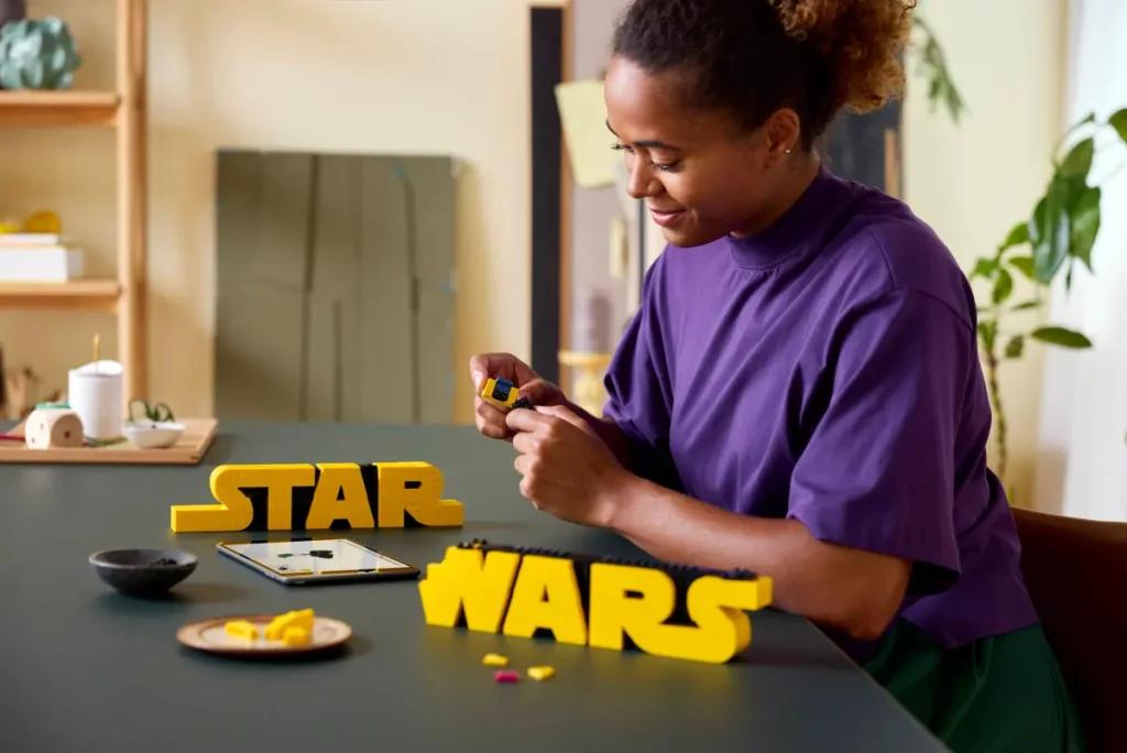 LEGO Star Wars Brick-Built Logo makes a minifigure mistake