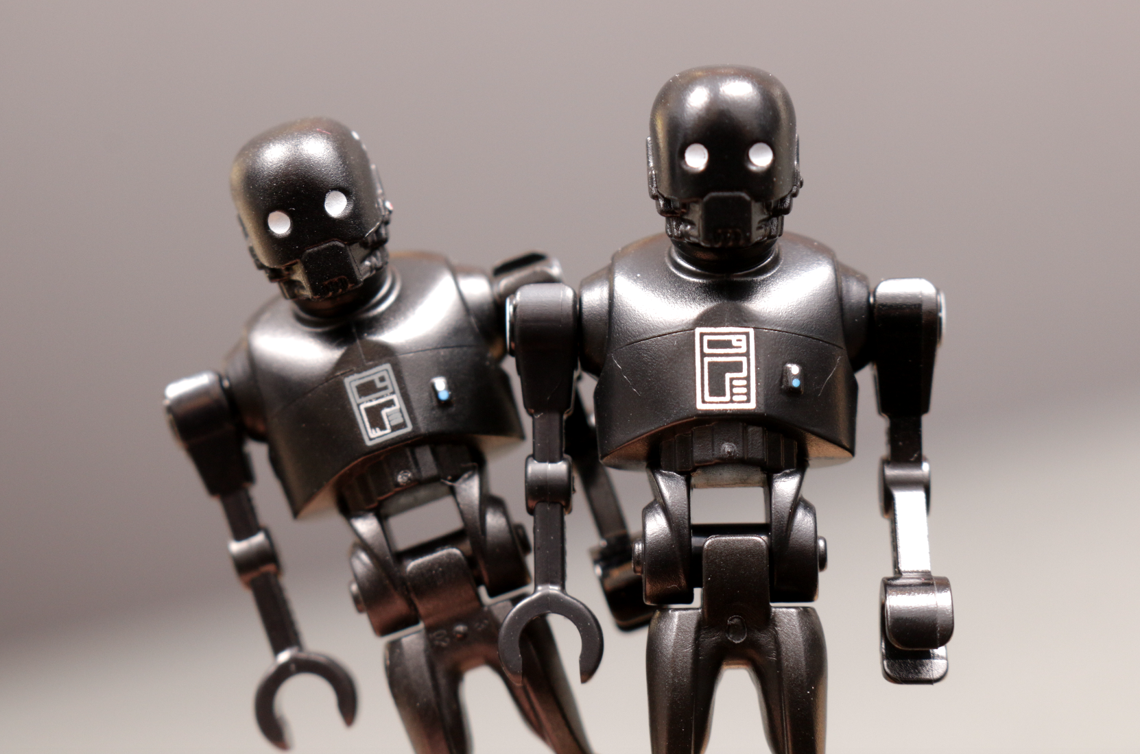 Comparing both LEGO Star Wars K-2SO droid figures