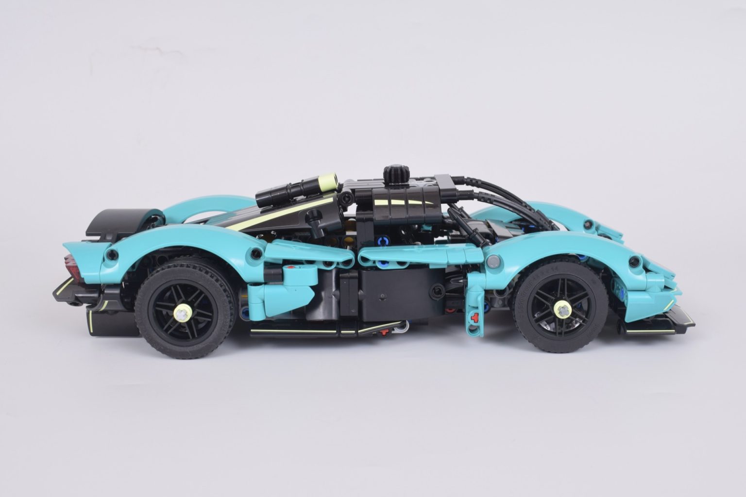 LEGO Technic 42208 Aston Martin Valkyrie review and gallery