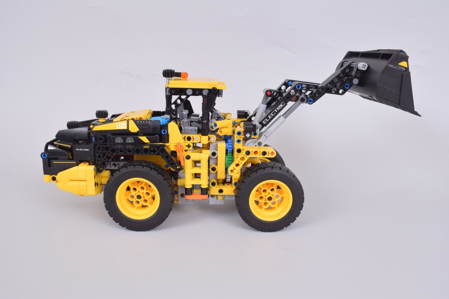 LEGO Technic Volvo L120 Electric Wheel Loader review