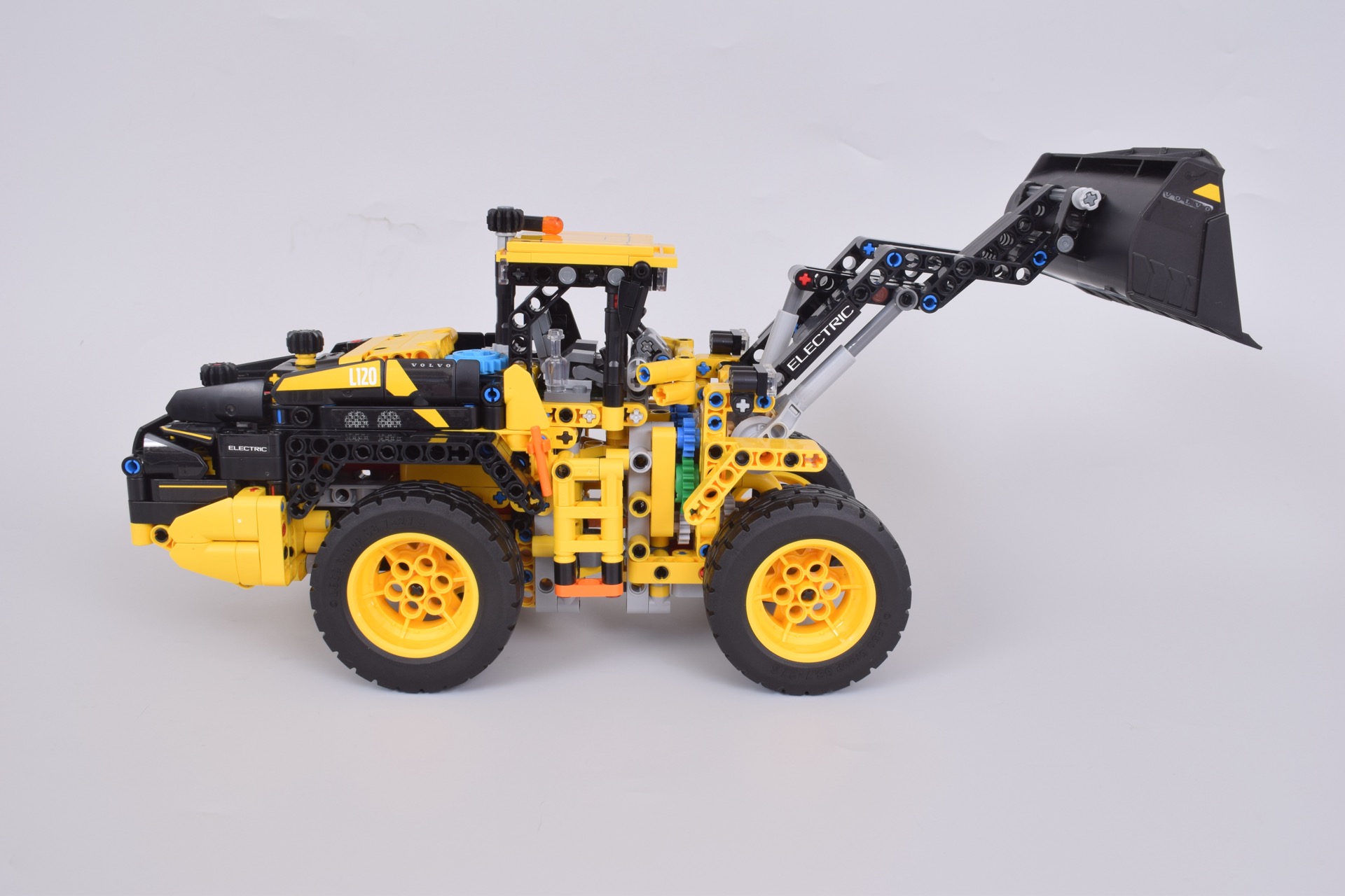 LEGO Technic Volvo L120 Electric Wheel Loader review