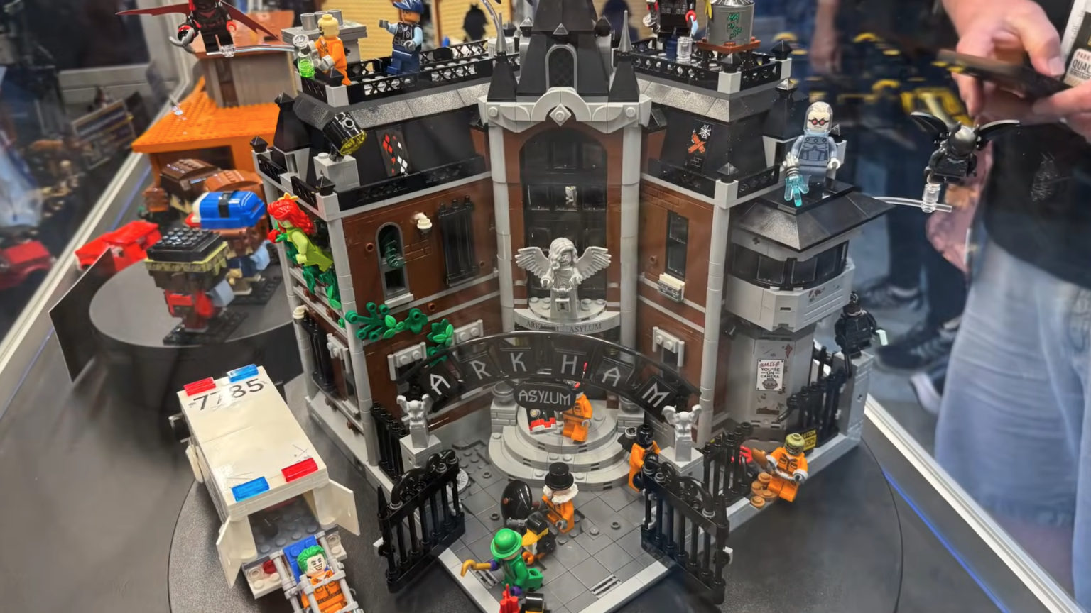 First look at LEGO SDCC reveals in hand – Arkham, Game Boy