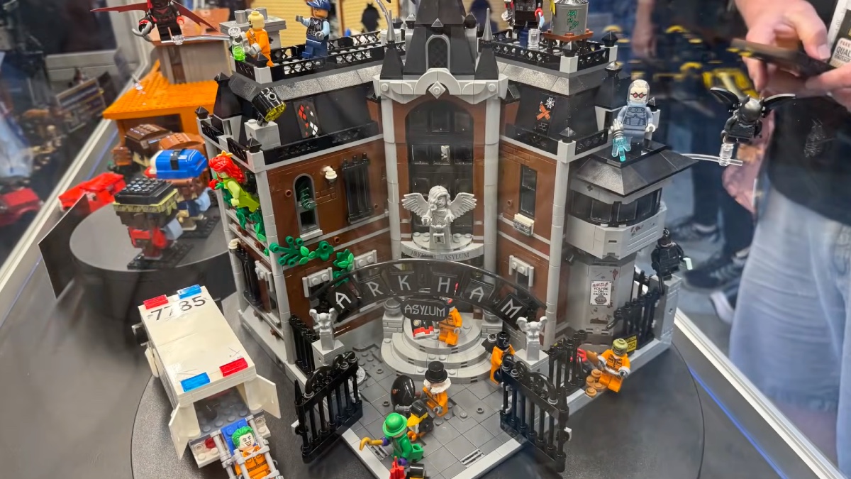 First look at LEGO SDCC reveals in hand – Arkham, Game Boy