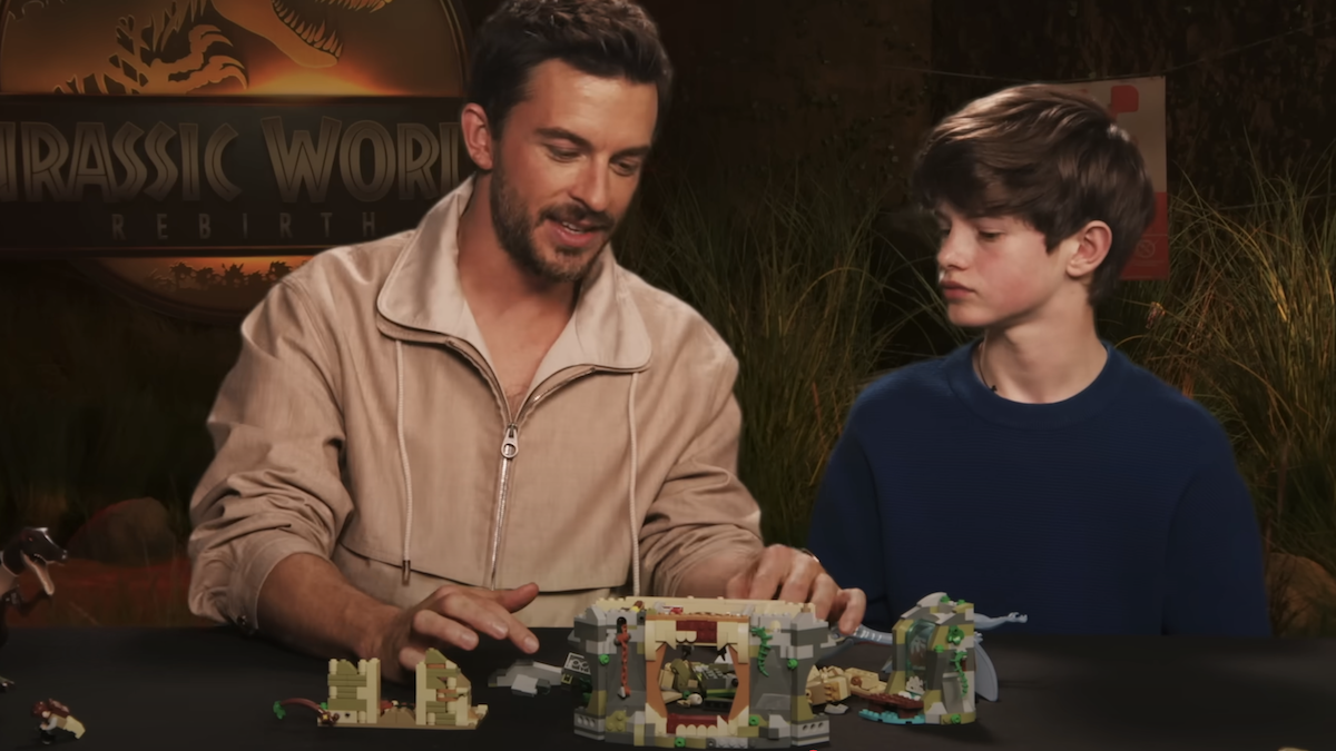 Jurassic World star Jonathan Bailey builds a LEGO set – without ...