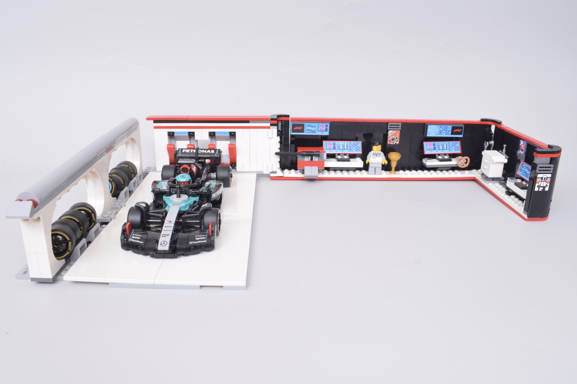 How to adapt LEGO City's F1 Garage for Speed Champions cars
