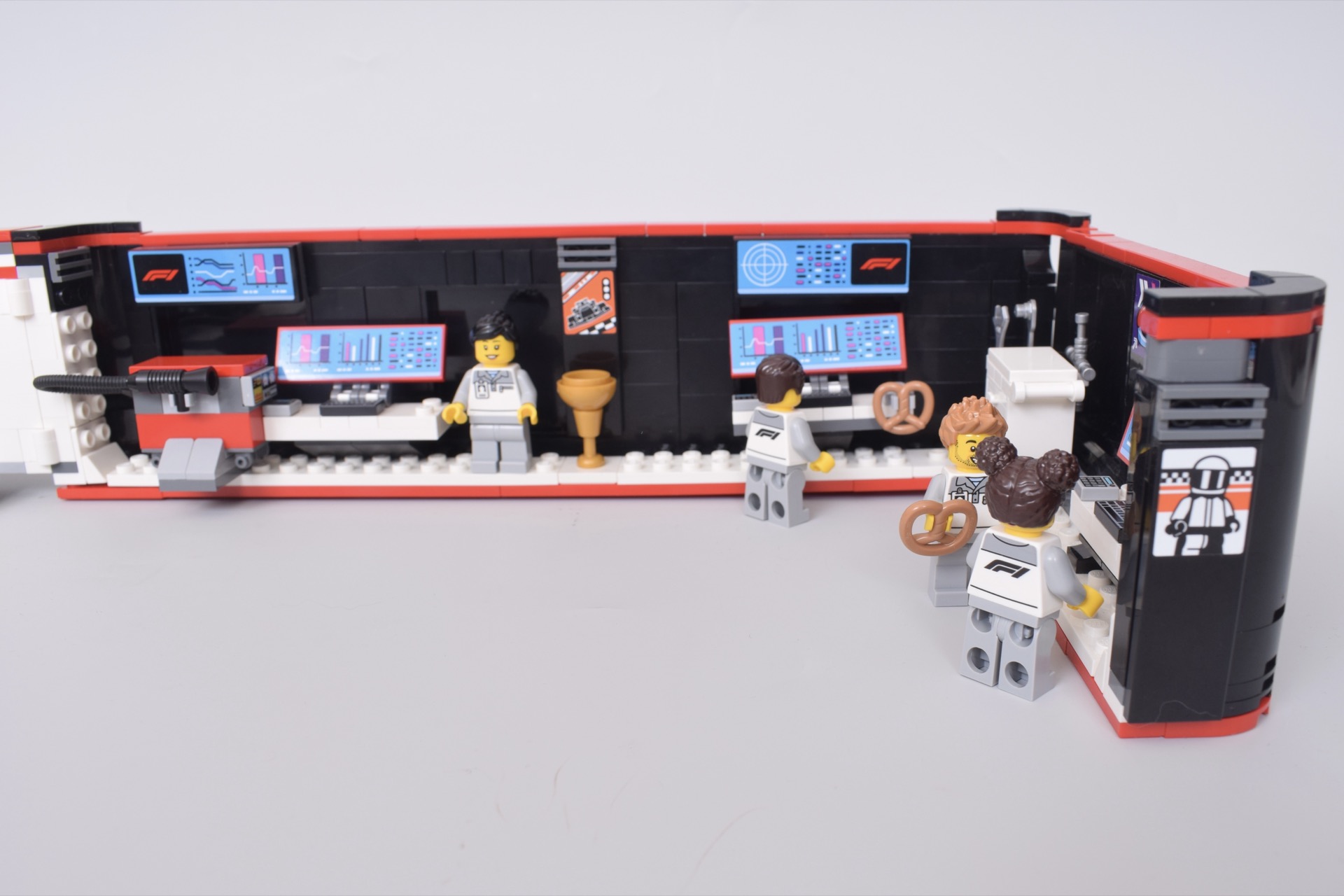 How to adapt LEGO City's F1 Garage for Speed Champions cars