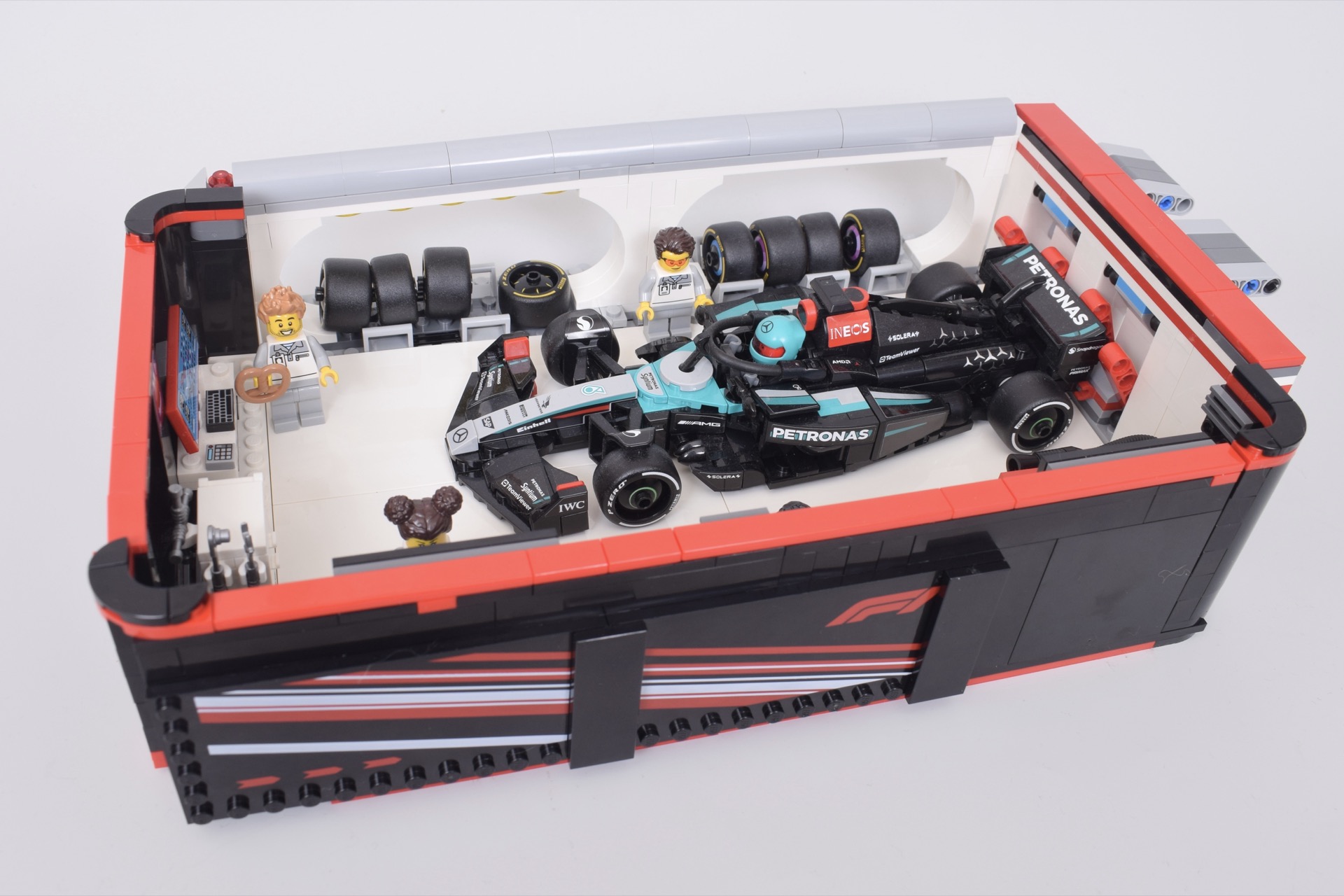 How to adapt LEGO City's F1 Garage for Speed Champions cars