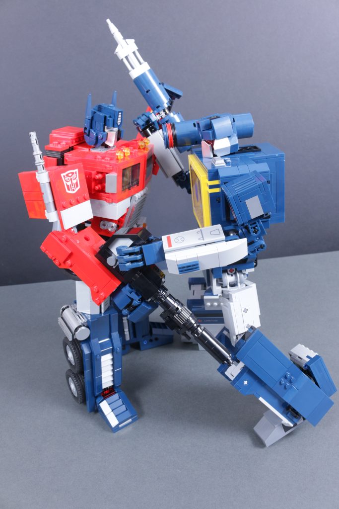 Here's what you can’t see in LEGO Soundwave's pictures