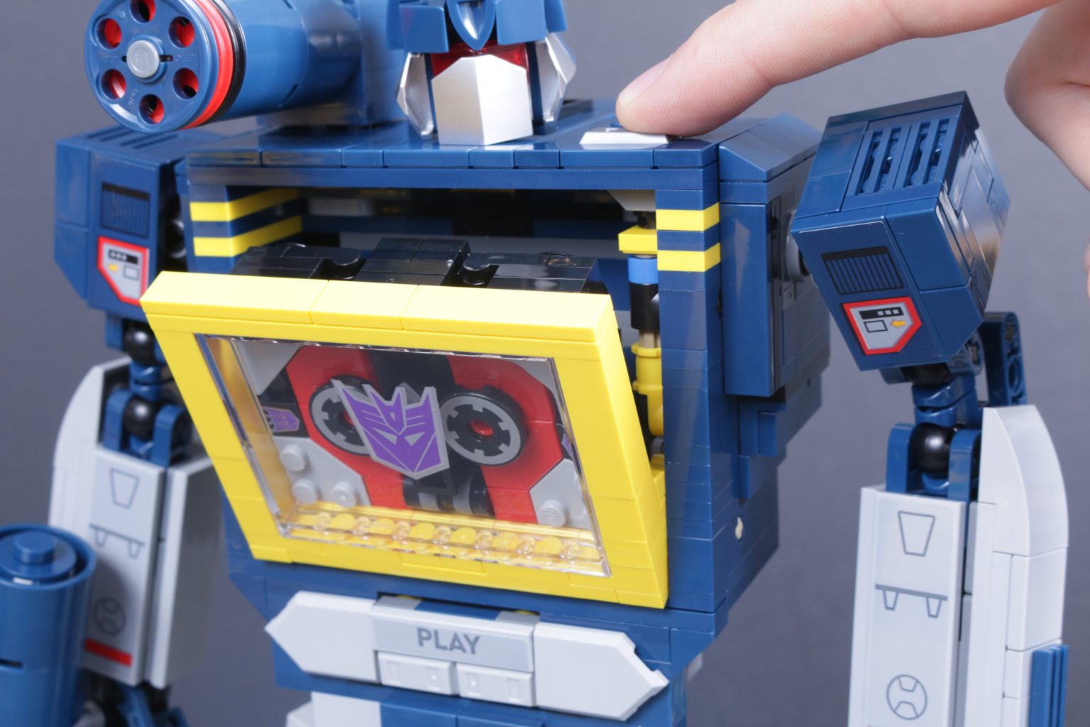 Here's what you can’t see in LEGO Soundwave's pictures