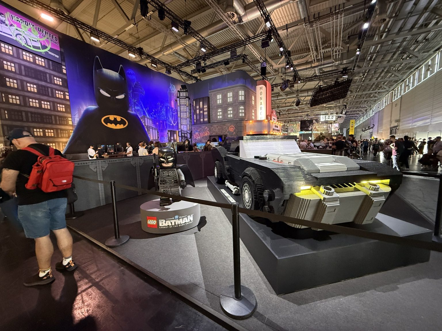Construção gigante do Batmóvel LEGO impressiona fãs na Gamescom 2025