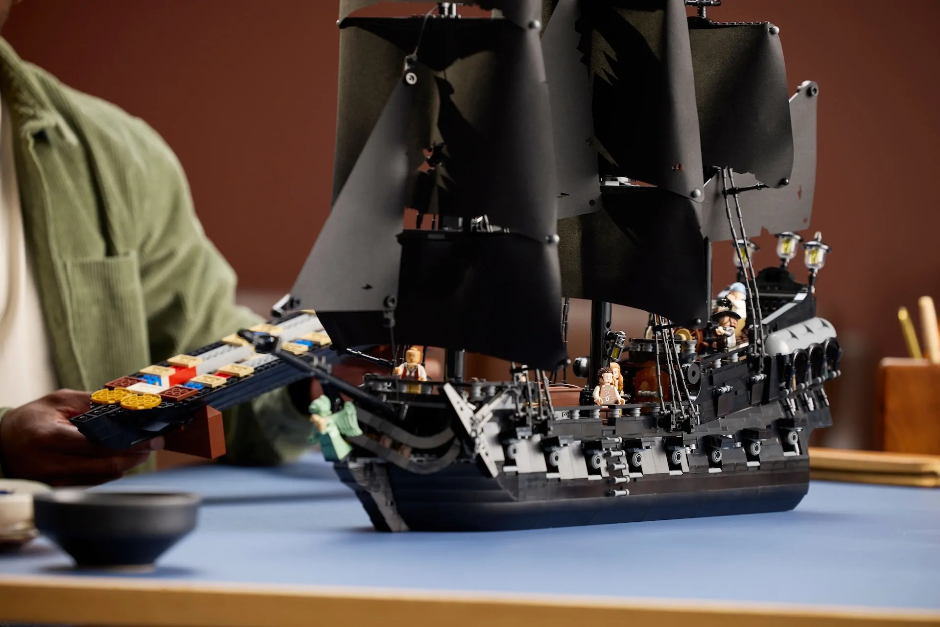 LEGO Icons 10365 Le bateau pirate du capitaine Jack Sparrow dévoilé