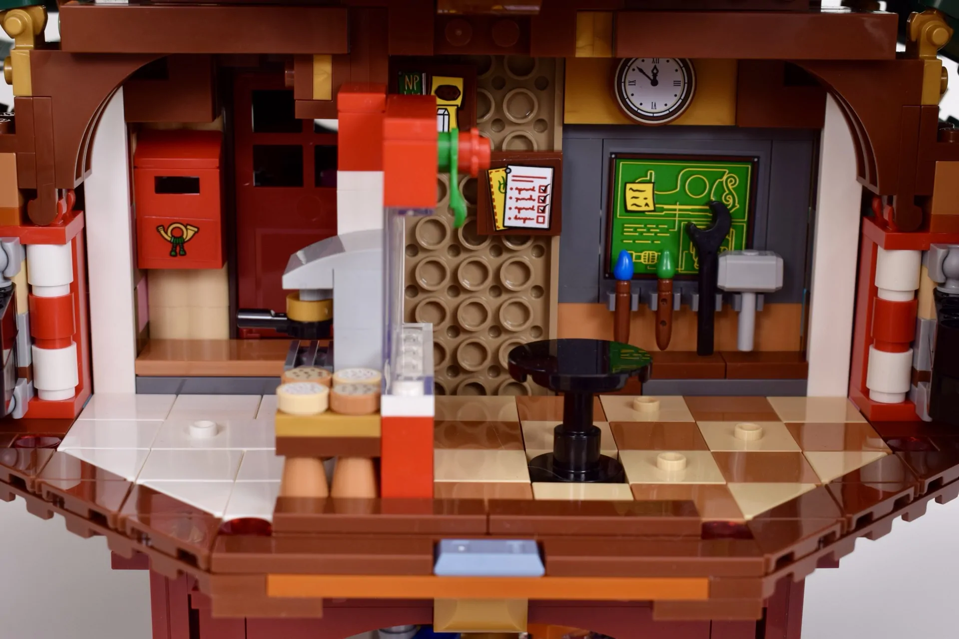 Review: Is LEGO 41843 Family Christmas Tree naughty or nice?