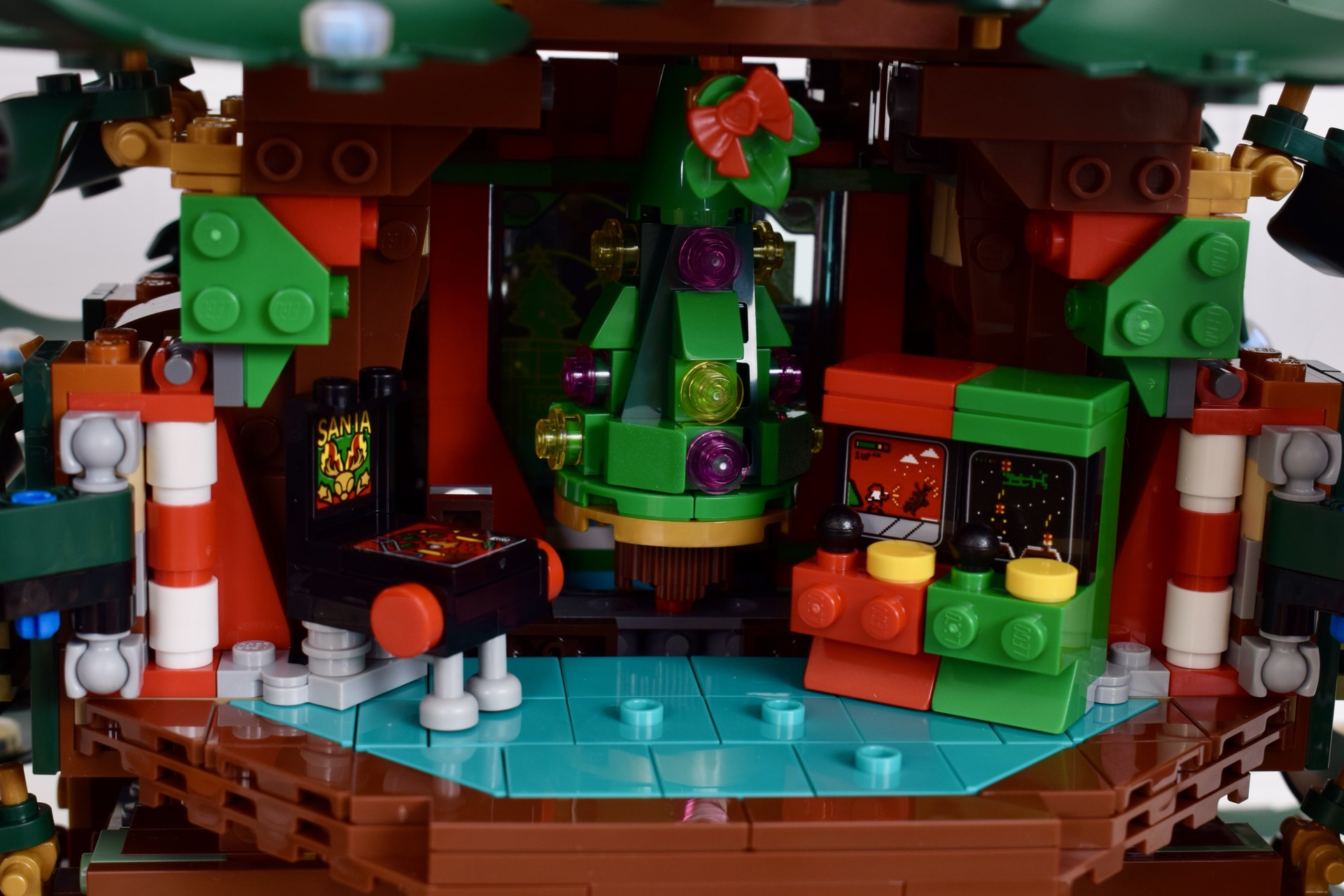 Review: Is LEGO 41843 Family Christmas Tree naughty or nice?