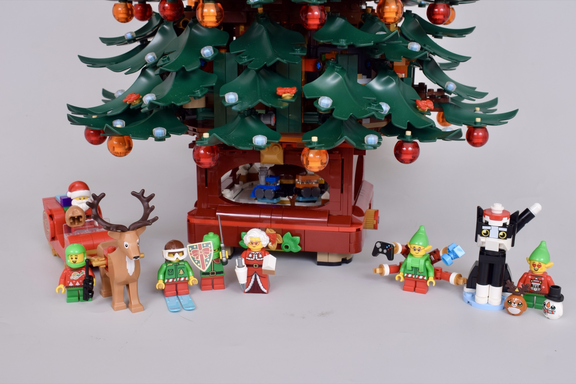 Review: Is LEGO 41843 Family Christmas Tree naughty or nice?