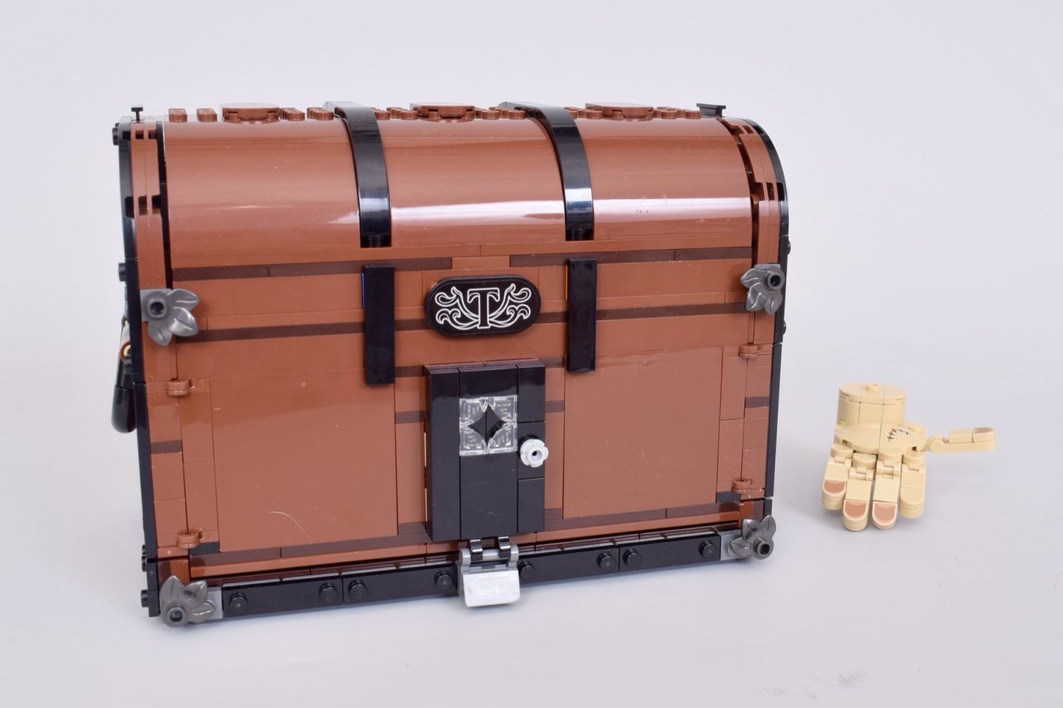 LEGO Wednesday 76785 Thing's Apartment review and gallery