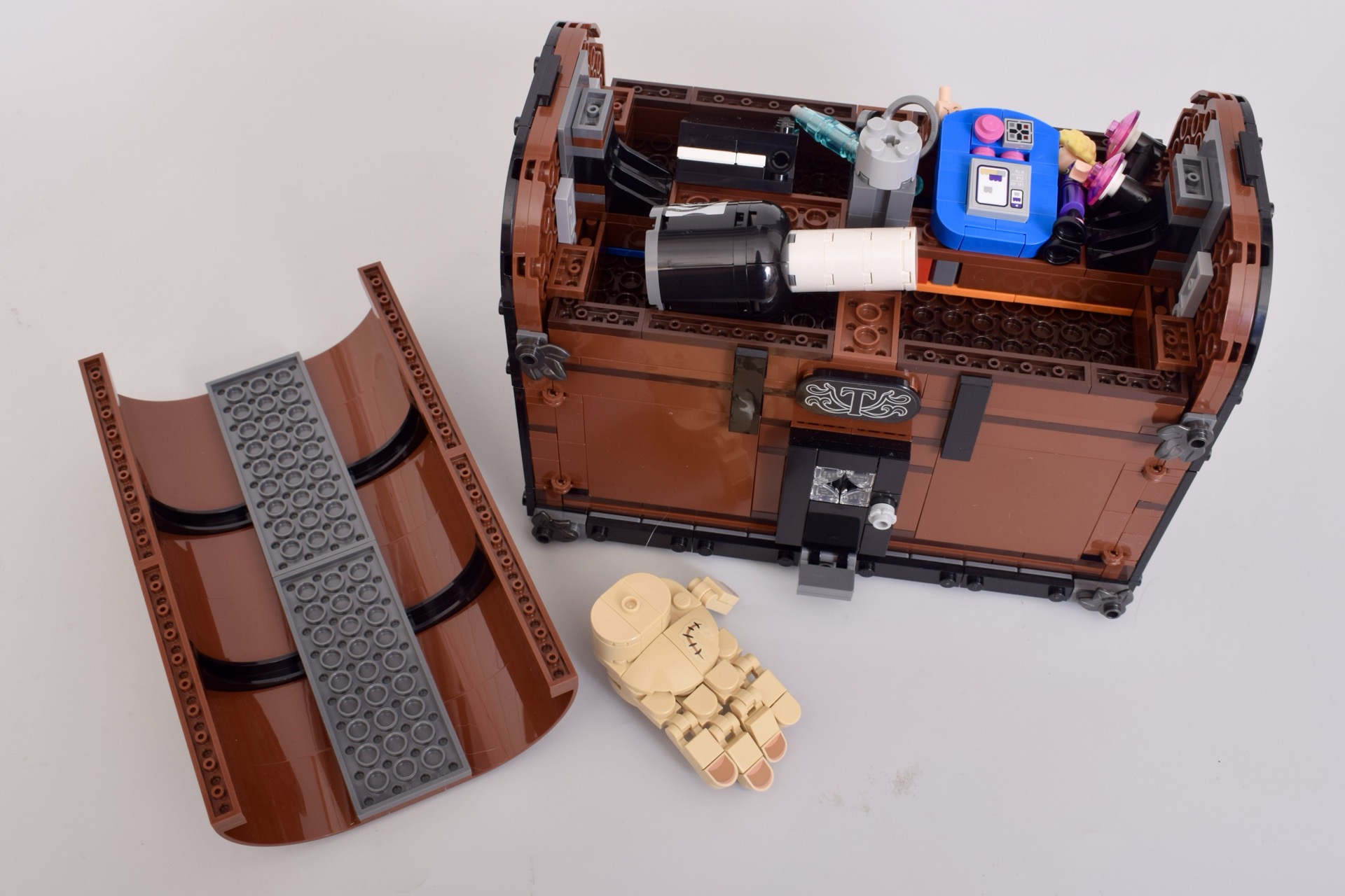LEGO Wednesday 76785 Thing's Apartment review and gallery