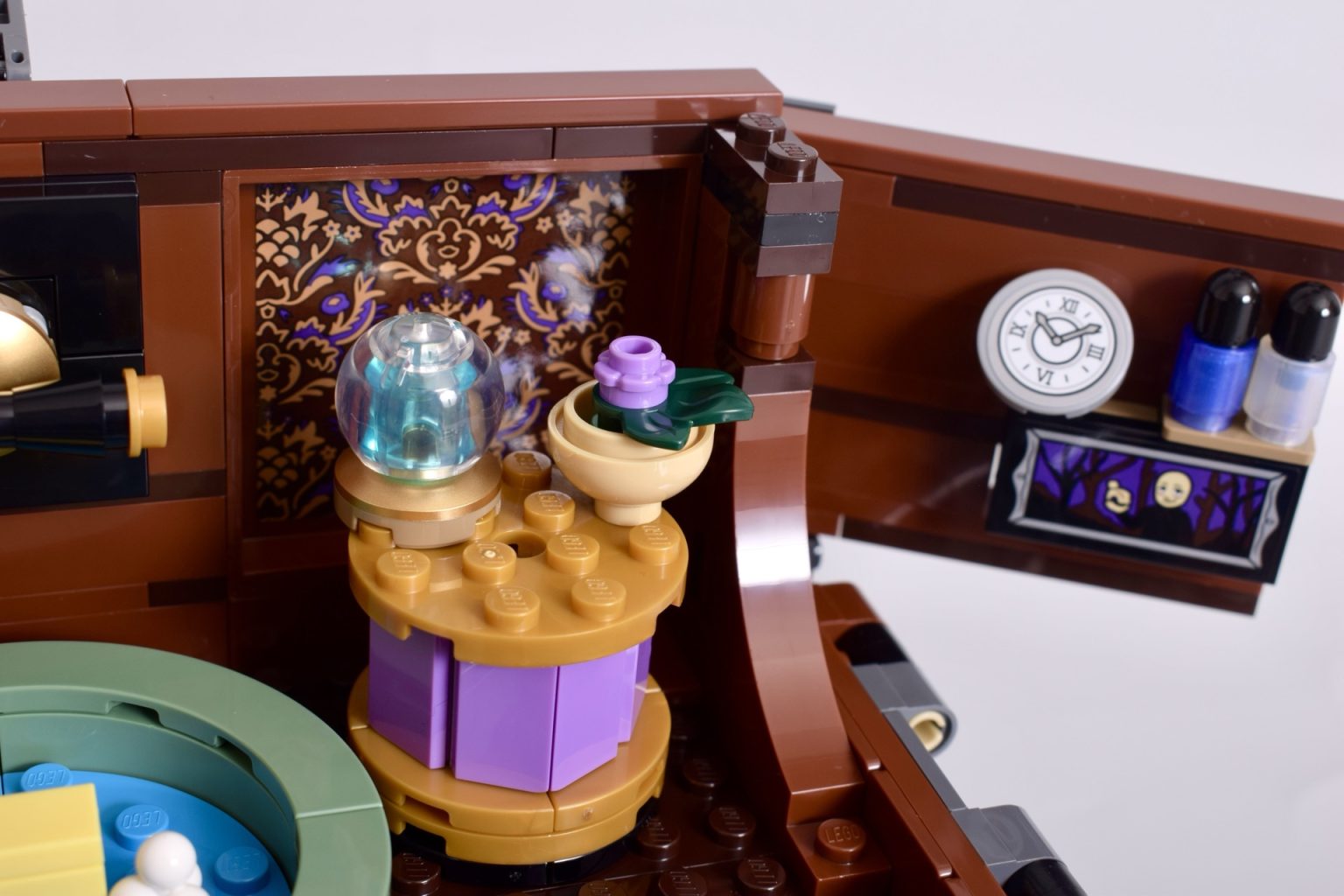 LEGO Wednesday 76785 Thing's Apartment review and gallery