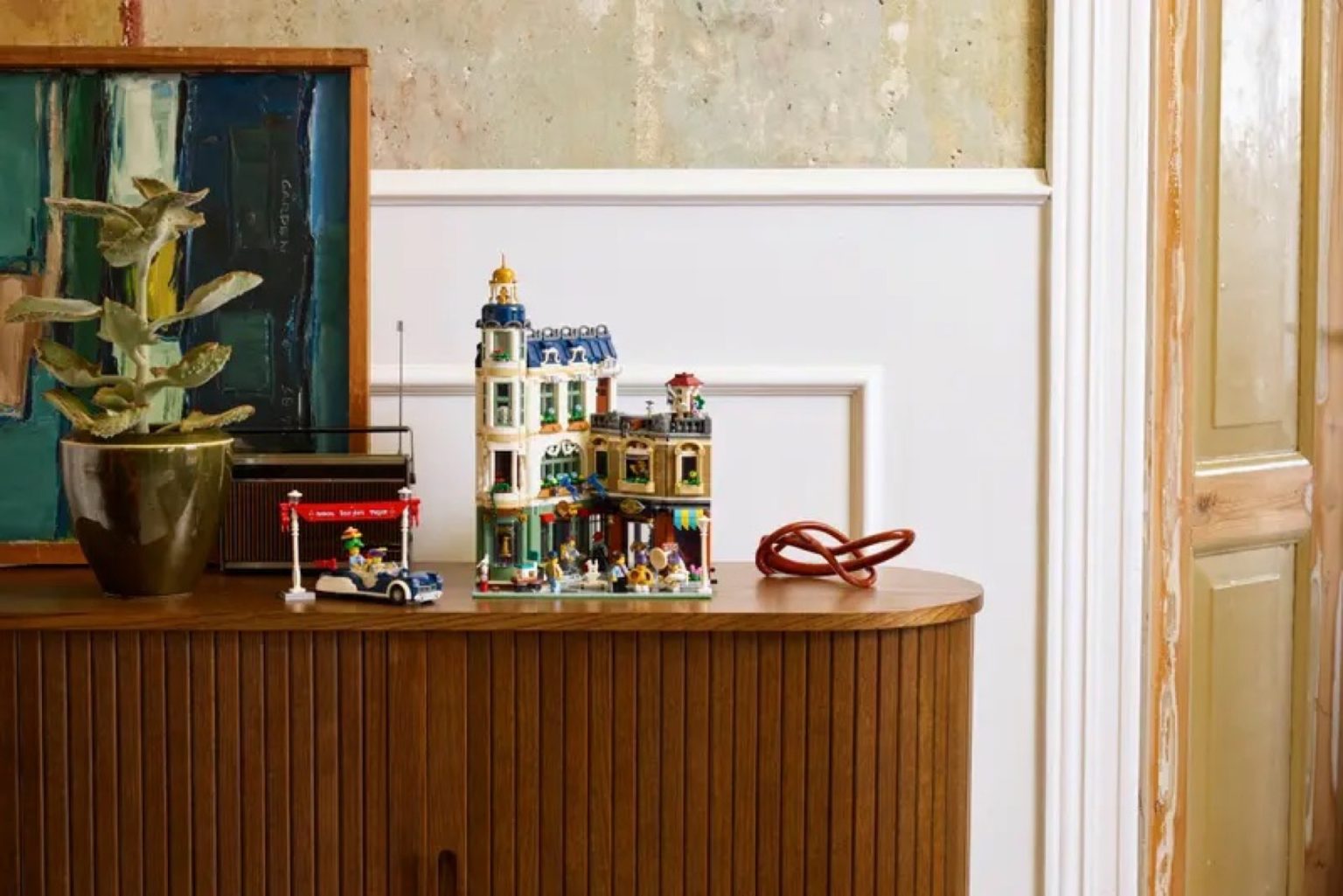 LEGO modular building GWP Vintage Parade Car revealed