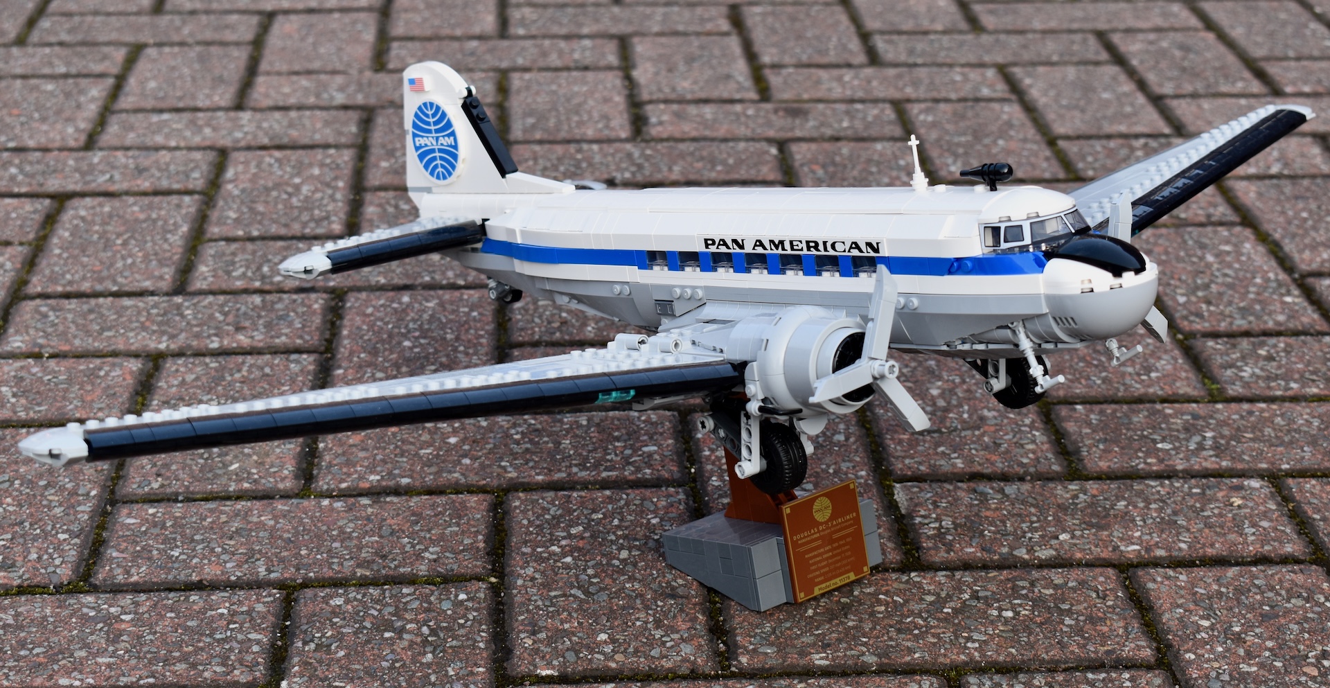 LEGO Icons 11378 Douglas DC-3 PAN AM Airliner review