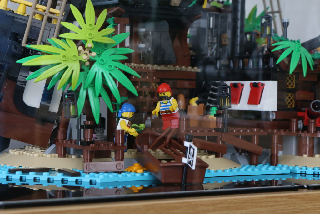 21322 Pirates of Barracuda Bay LEGO display case review