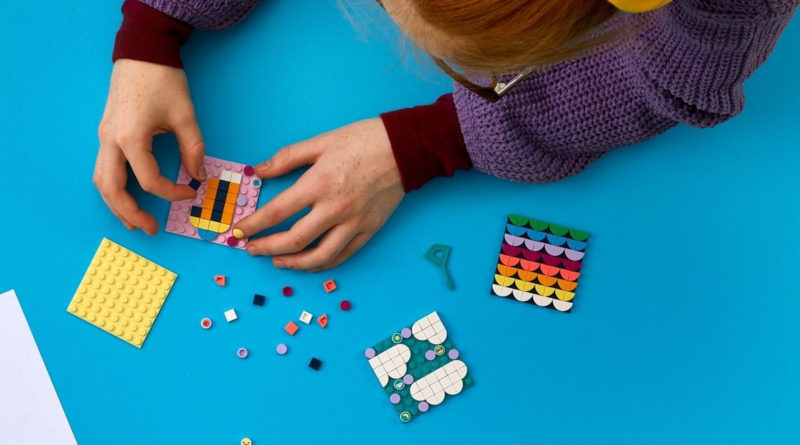 Building Legos With Hands