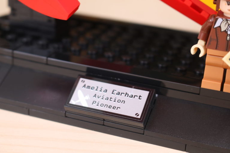 LEGO 40450 Amelia Earhart Tribute GWP review and gallery