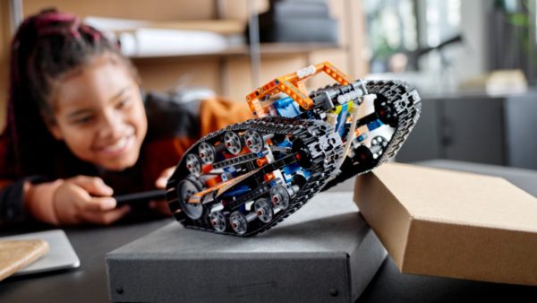 LEGO Technic 42160 Audi RS Q e-tron electric car review