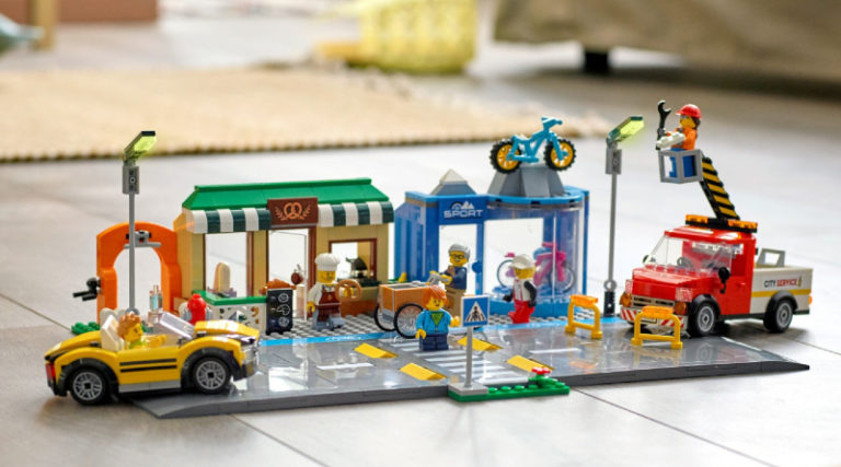 First look at new 2021 LEGO City 60306 Shopping Street set